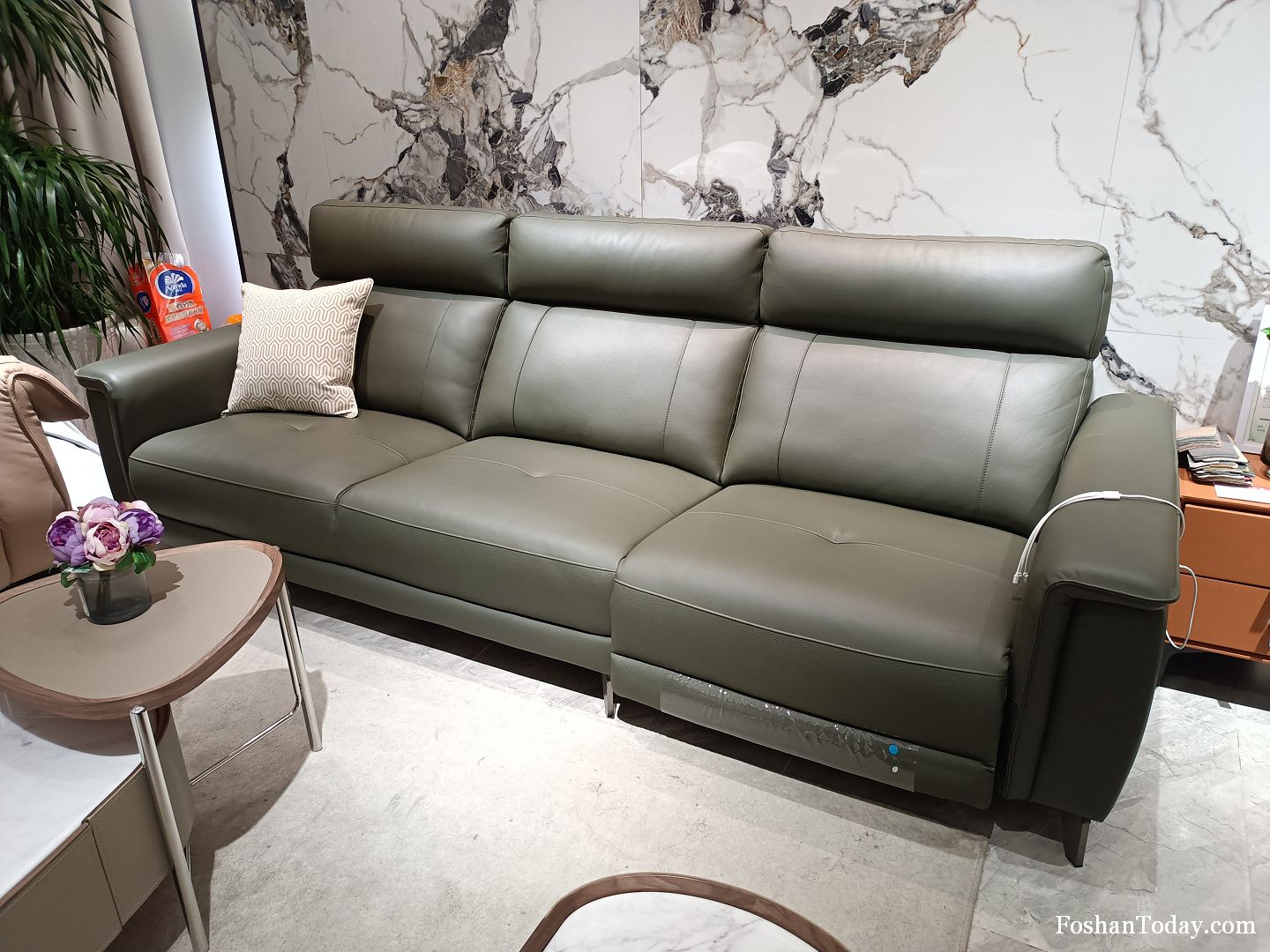 A Visit To a Modern Sofas Showroom In Foshan Market - Foshan Today